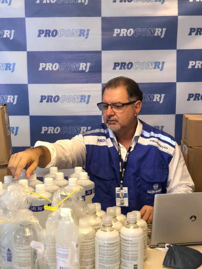 Procon RJ recolhe álcool em gel de indústria e distribuidores após testes