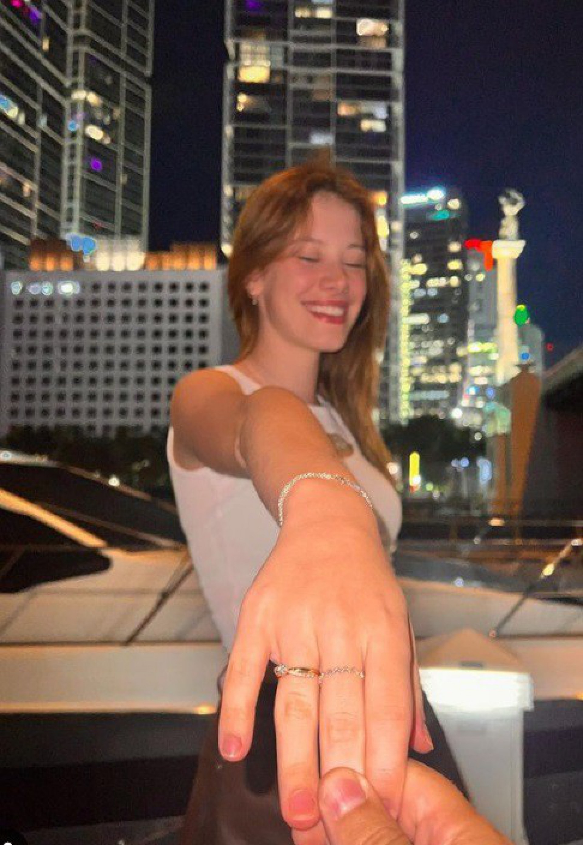 Caroline Dallarosa é pedida em casamento e brinca: 'Tem maluco pra tudo ...