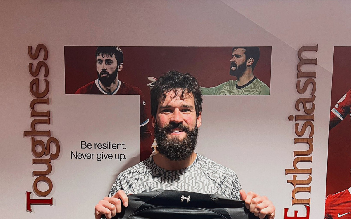 Alisson alcança marca de 100 jogos sem sofrer gol pelo Liverpool e comemora