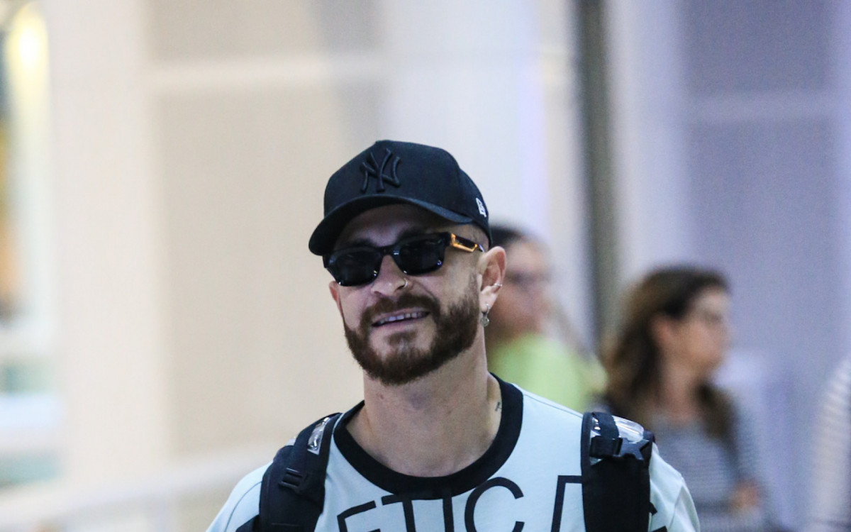 Fred Bruno embarca em Aeroporto no Rio e posa para fotos com admiradores