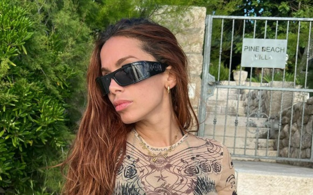 Anitta usa o próprio sangue em procedimento estético no rosto; entenda